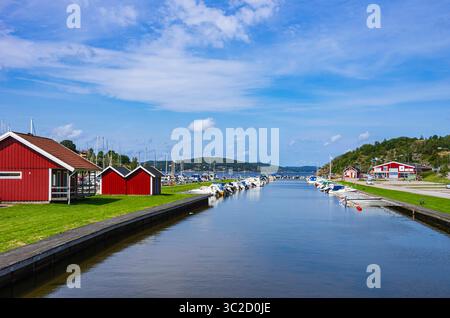 Henan, Orust, Bohuslän, Schweden Maritimes Wohn- und Hafenambiente in ...
