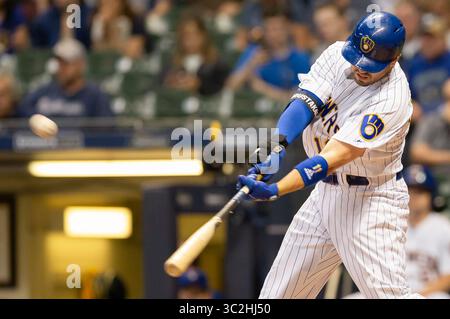 Cincinnati Reds' Mike Moustakas hits a home run during the fourth ...