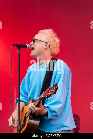 Francis Healy, (Fran Healy), lead singer of the band Travis performing ...