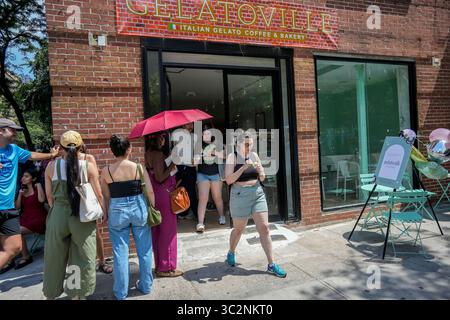 Gelato lovers line up in front Gelatoville in Chelsea in New York for ...