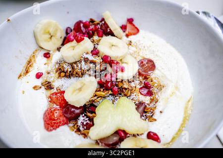 ILLUSTRATIVE - A jogurt with honey nuts and fruit ANP /HOLLANDSE HOOGTE ...