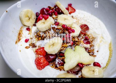 ILLUSTRATIVE - A jogurt with honey nuts and fruit ANP /HOLLANDSE HOOGTE ...