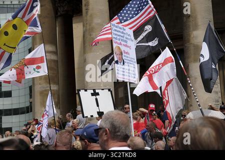 Right wing supporters raise flags in Manchesters St Peter's Square ...