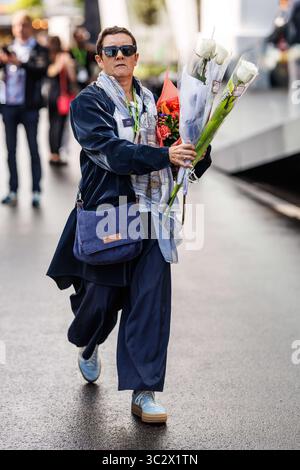 Die Mutter von Anthoine Hubert mit Blumen auf dem Weg zur Gedenkstaette ...