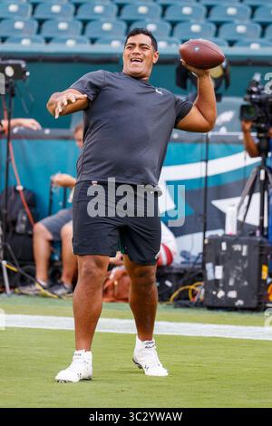 Philadelphia Eagles offensive tackle Jordan Mailata warms up before an ...