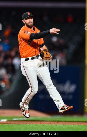 San Francisco Giants' Evan Longoria (10) breaks a bat while grounding ...