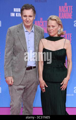 Pamela Anderson, Liam Neeson und Pamela Anderson und Liam Neeson bei ...