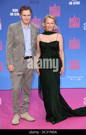 Liam Neeson und Pamela Anderson bei der Deutschlandpremiere von DIE ...