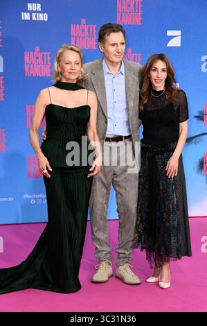 Pamela Anderson, Liam Neeson und Pamela Anderson und Liam Neeson bei ...