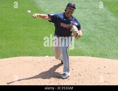 Minnesota Twins Randy Dobnak throws during baseball summer camp ...