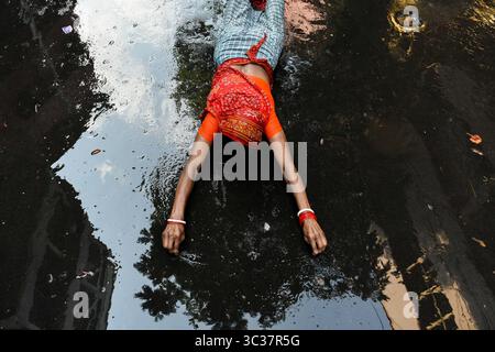 April 17, 2021, Kolkata, West Bengal, India: Devotees performing the ...