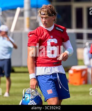 New York Giants quarterback Jaxson Dart (6) throws during an NFL ...