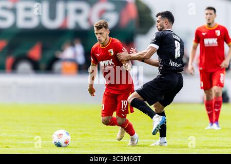 Robin Fellhauer (FC Augsburg, #19), verletzt, muss auf der Trage raus ...