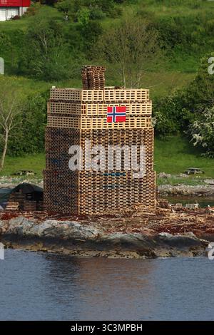 The construction of the Slinningsbålet bonfire nears completion in ...