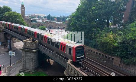 U-Bahn Zug der Hamburger Hochbahn HHA im Bereich der St. Pauli ...