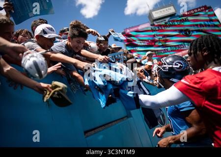 Tennessee Titans quarterback Cameron Ward warms up during a joint NFL ...