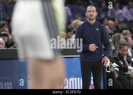 WNBA Dallas Wings head coach Jose Fernandez, left, and Kathy Auriemma ...