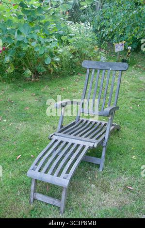 Colorful flowerbed flowers garden chair Stock Photo - Alamy