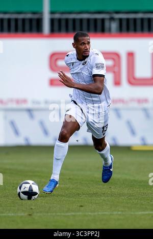 Yannick Osee (SVS, 13), am Ball, Freisteller, Ganzkörper, Einzelbild ...