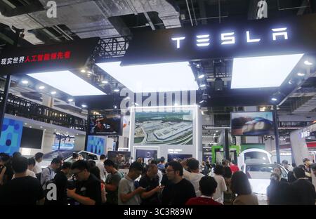 Visitors are viewing TESLA's new humanoid robots and electric vehicles ...