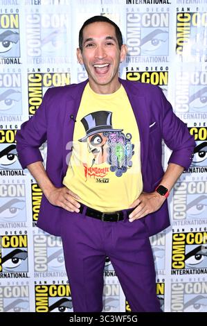 Scott Gryder beim Photocall zu MeTVs Svengoolie & the Sven Squad Make ...