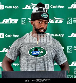 New York Jets quarterback Tyrod Taylor (2) warms up before an NFL ...
