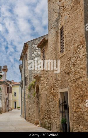 Street and houses of old town of Novigrad in Croatia Stock Photo - Alamy