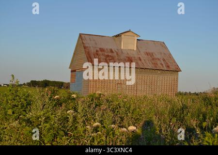 Sunset in the country with an old barn Stock Photo - Alamy