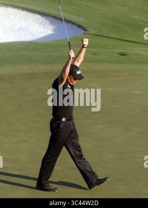 Augusta, Ga USA - 10 18 22: Now hiring street letter sign close up ...