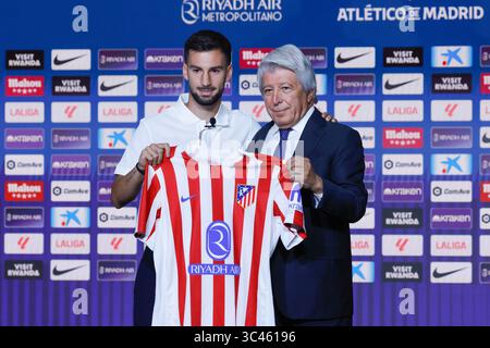 Atletico de Madrid's new player Nico Gonzalez (l) with the President ...