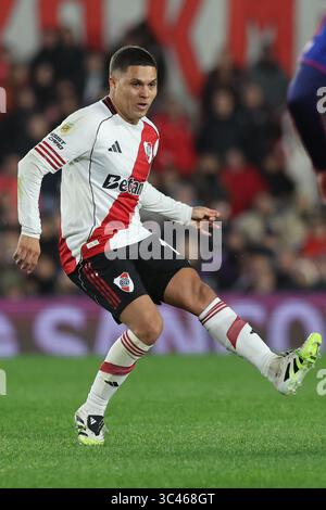 River Plate's Colombian midfielder Juan Fernando Quintero (R) shoots ...