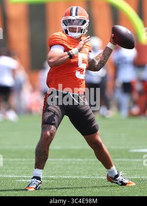 Cleveland Browns quarterback Dillon Gabriel (8) runs with the ball ...