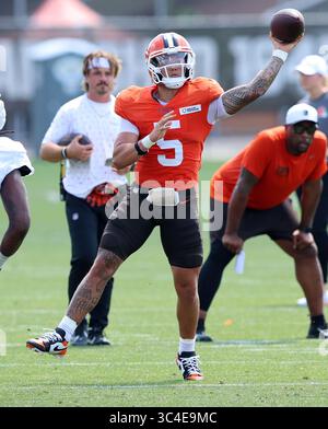 Cleveland Browns quarterback Dillon Gabriel (8) runs with the ball ...