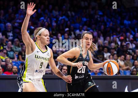 Dallas Wings guard Grace Berger (9) plays against the Indiana Fever in ...