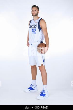 Dallas Mavericks' Maximilian Kleber (42) grabs a rebound against the ...