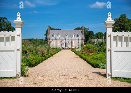 LORTON, VIRGINIA — The formal Riverside Garden at Gunston Hall, the ...