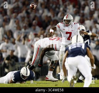 Ohio States' Dwayne Haskins Jr. throws a pass during the first half ...