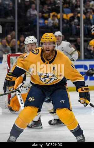 Nashville Predators defenseman Ryan Ellis (4) plays against the Calgary ...