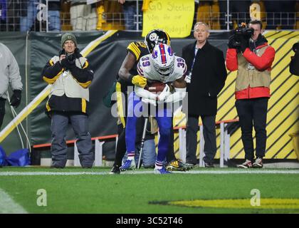 Buffalo Bills cornerback Levi Wallace (39) adjusts his face covering ...