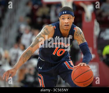 Auburn guard Samir Doughty (10) reacts to a foul called against ...