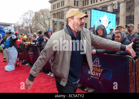 Actor Jon Hamm, center, greets players between NHL hockey All Star ...