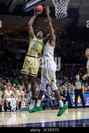 Georgia Tech forward Moses Wright (5) dunks in the first half of an ...