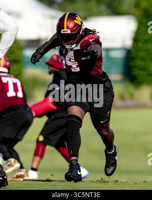 Washington Commanders linebacker Bobby Wagner (54) catches the ball ...