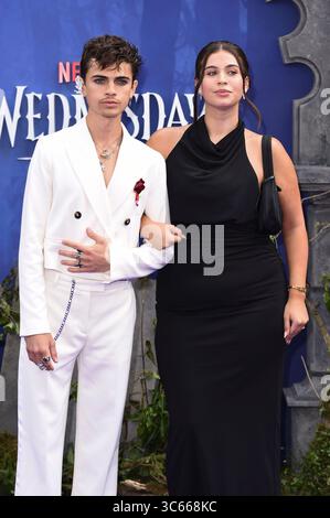 Oliver Watson mit Begleitung bei der Premiere der Season 2, Part 1 der ...