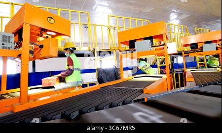 The staff is sorting the express parcels in the workshop of Lianyungang ...