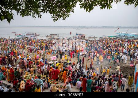 Crowds during Chhath Puja, Varanasi, India Stock Photo - Alamy