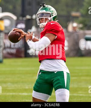 New York Jets quarterback Justin Fields (7) scrambles with the bal ...