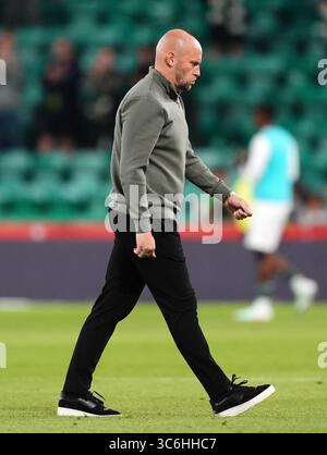 Hibernian manager David Gray reacts to a missed chance during the ...