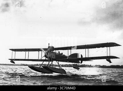 A British Short seaplane Type 184 in flight during the First World War ...