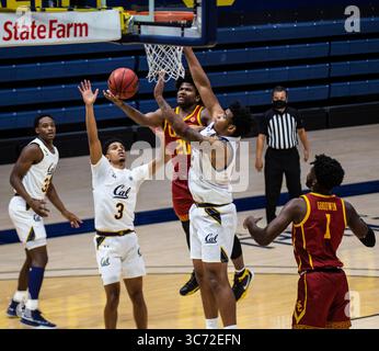 USC guard Ethan Anderson (20) in the first half of an NCAA college ...